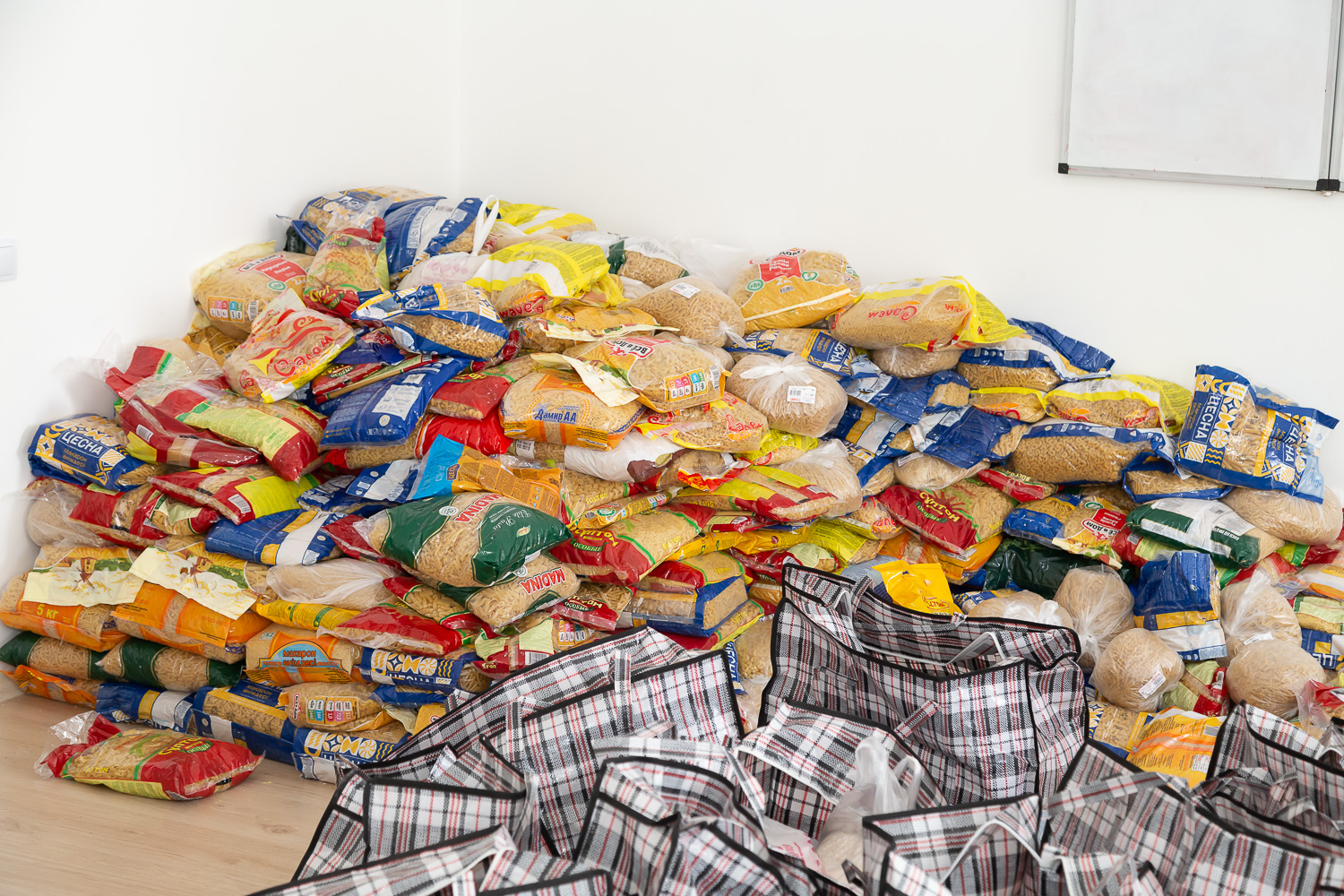 «Әбу Насыр әл-Фараби» мешіті: 300 отбасына азық-түлік үлестірді (фото) - Ummet.kz- Үмметпен бірге!